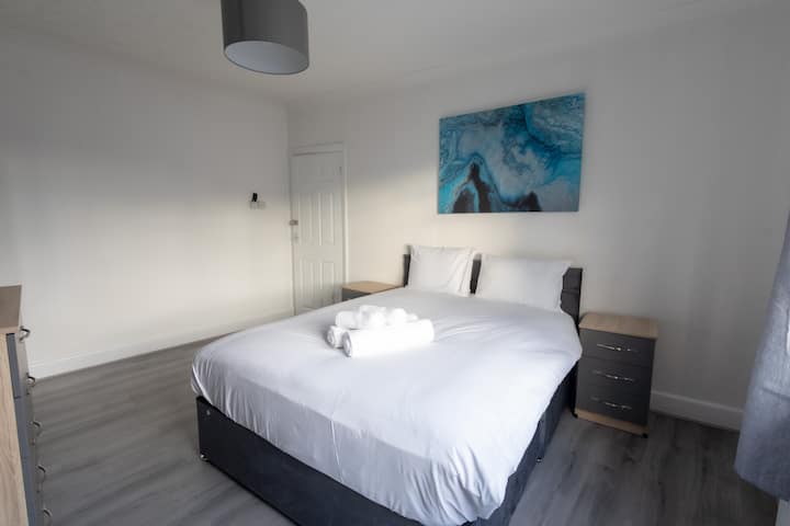 Grand 4-bed Corporate Flat - Free Parking - Watford