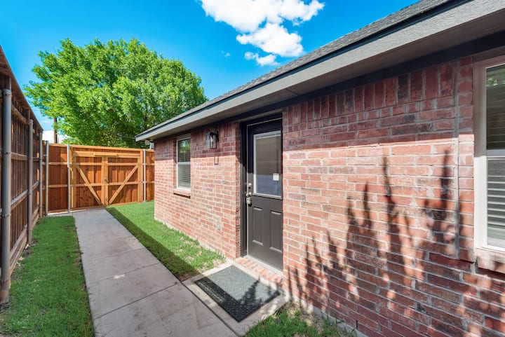 2 Bed 2 Bath Guest House In Eruv - Dallas, TX