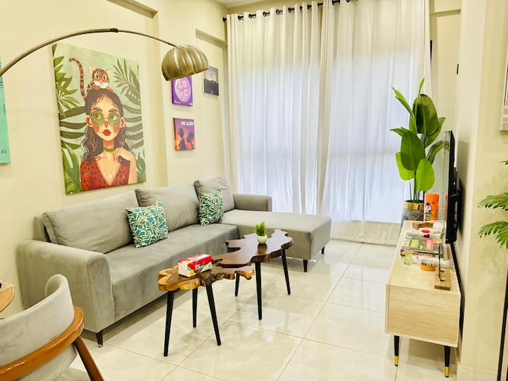 Nox • Mural Lounge | 2-bed Apt @Dha7 - Karachi