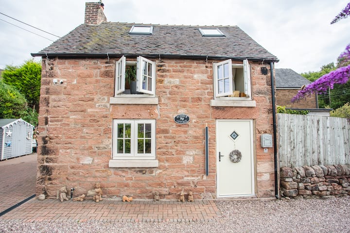 October Cottage - A Little Gem - Alton