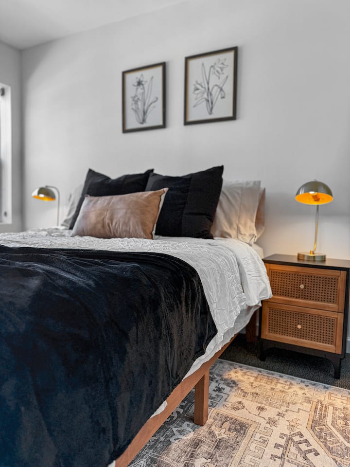 Modern Queen Suite 304 - Salem, MA