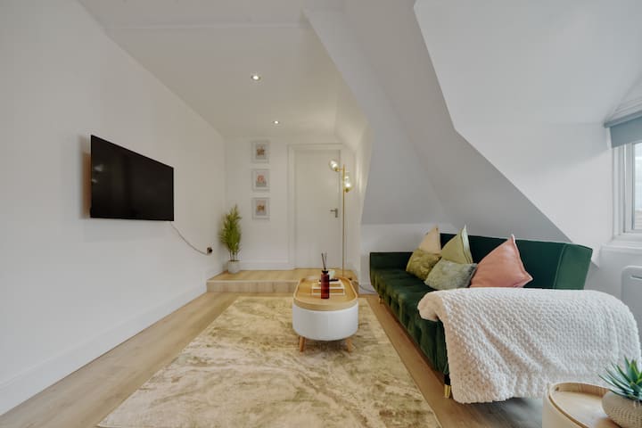 Penthouse Hideaway In Bromley | 1br | Free Parking - Bromley