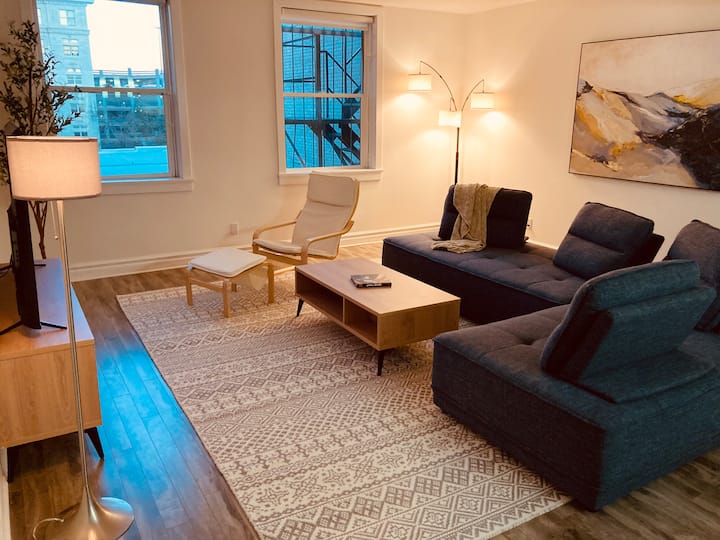 Spacious Downtown Suite @ Willoughby Lofts - Regina