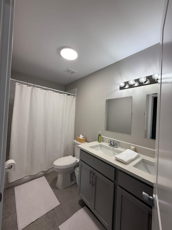 Cozy Private Bdrm In Shared Home Hazel Park - #1 - Warren, MI