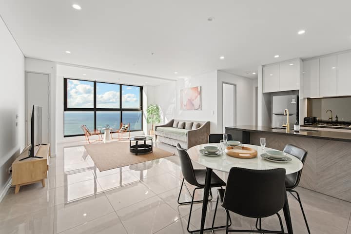 Oceanfront Luxury | 2br/2ba W/ Balcony & Views - Surfers Paradise