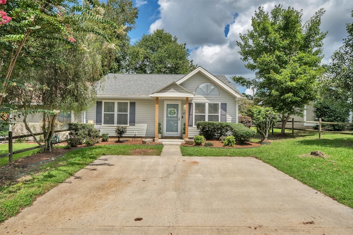 Cozy & Convenient 2br/2ba Duplex - ボネアー, GA