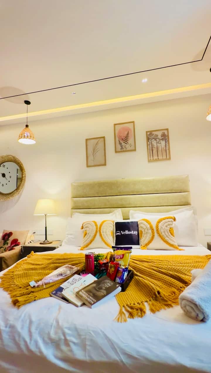 Vellostay Pink Studio | Couple Friendly | Cozy - Gurugram
