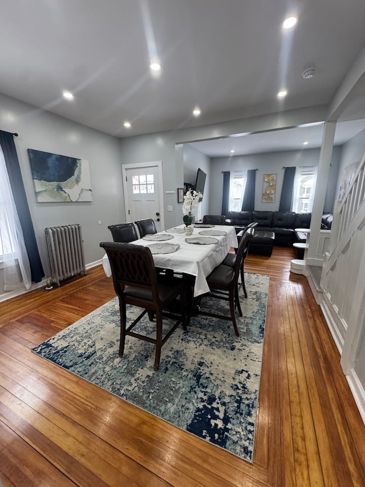 4 Bedroom Pet Friendly Home. Free Laundry/wifi - Bristol, CT