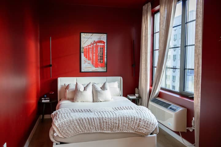 Bronx Retreat: Pool, Cinema, Gym & Rooftop Views - The Bronx, NY
