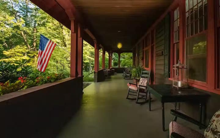 3 Homes - 23 Acres- Large Reunions - Hendersonville, NC