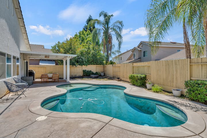 Uncle Joeys Pool Paradise. 5 Beds And Modern - Elk Grove