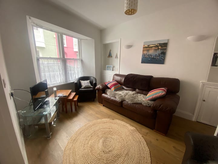 Central Spacious 3 Bed Cottage, Sleeps 5 - Tenby