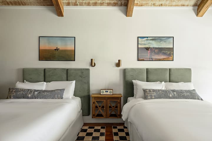 Double Queen Cabin | Creek View | Porch | Sauna - Comfort, TX