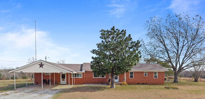 Rustic Ranch Retreat, Firepit, Game Room, & Stars - Pauls Valley Lake, OK
