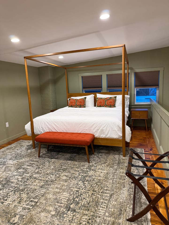 Charming King Loft In Downtown Woodstock - Woodstock, VT