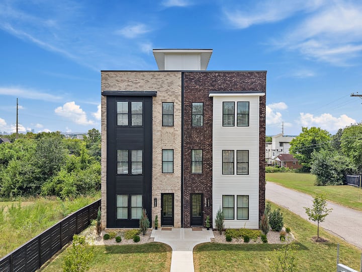 3 Story W/ Rooftop + Game Room - Nashville, TN
