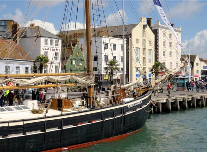 Beautiful, Beachfront Apartment - Swanage