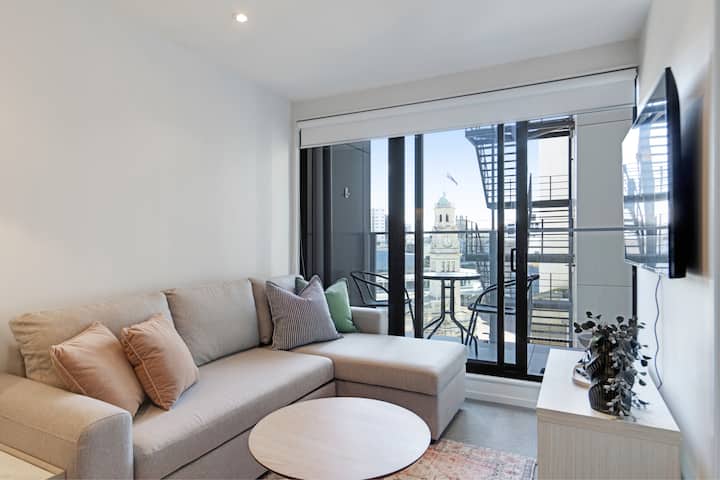 Cbd Modern Home With City Views, Heated Pool & Gym - Auckland