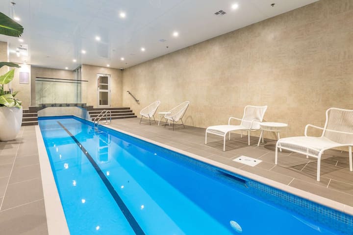 Cbd Modern Home With City Views, Heated Pool & Gym - Auckland