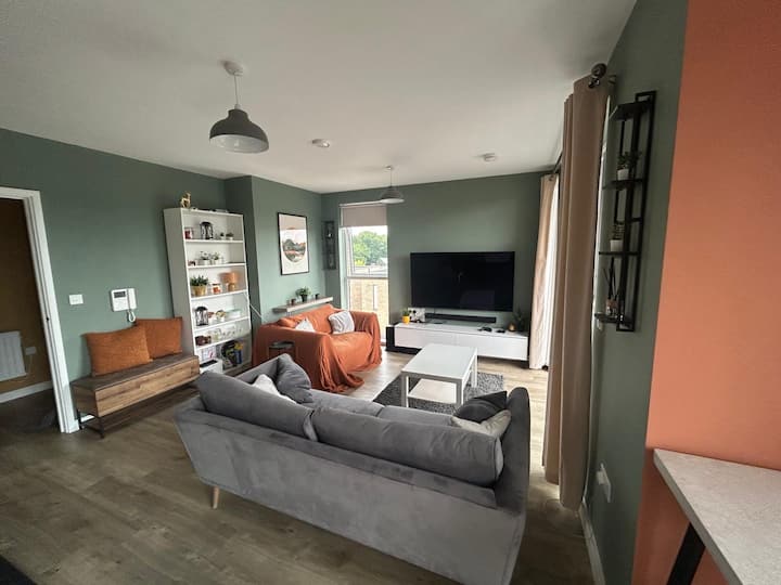 Spacious 2 Bedroom Flat - Brentwood