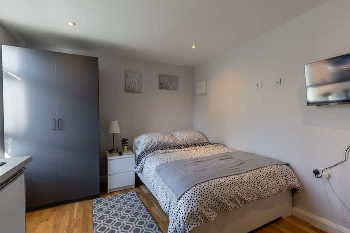 Modern Comfortable Studio For 1-2 People - London Luton Airport (LTN)