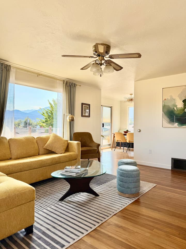 Charming Port Angeles Home With Mountain Views - Port Angeles, WA