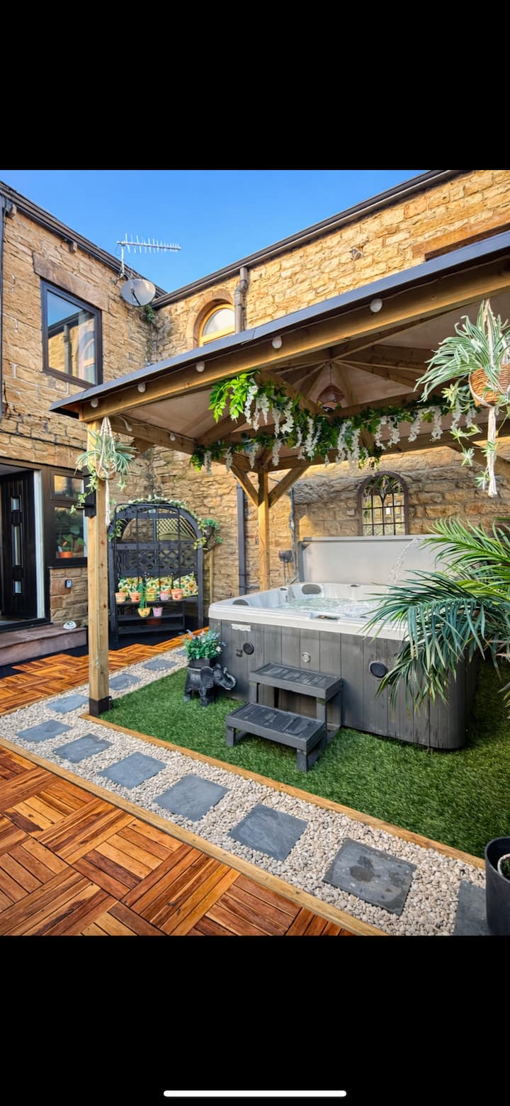Cosy Stone Barn Retreat | Hot Tub & Private Drive - Yorkshire