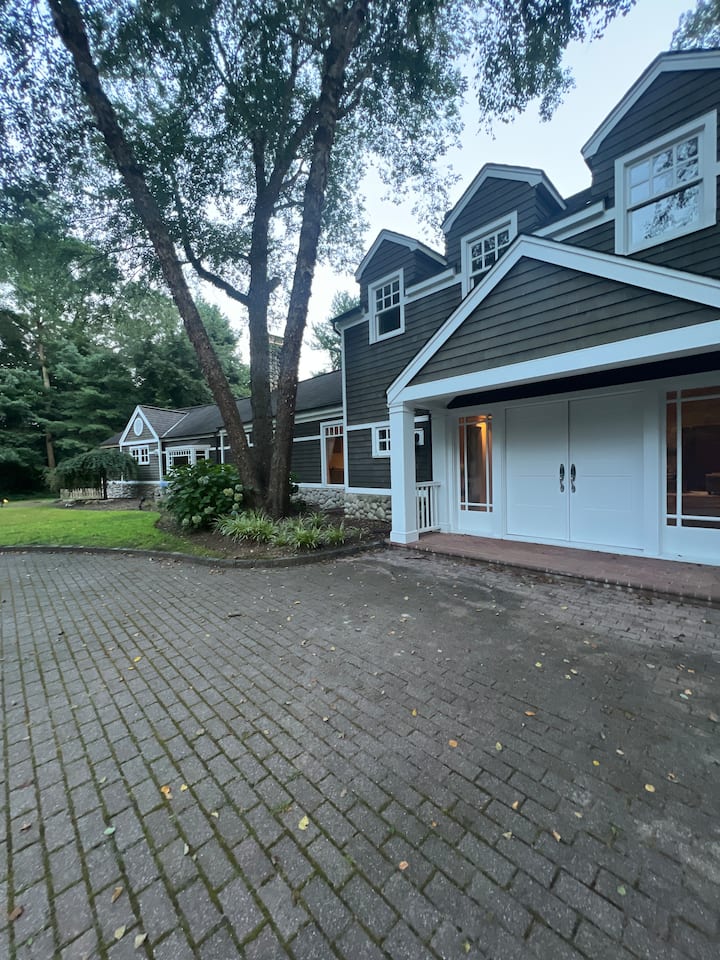 Villa 7 Bedrooms For Rent - Oyster Bay, NY