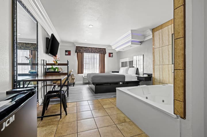 Luxurious 1 King Bedroom / In-room Jacuzzi / Motel - Santa Ana, CA