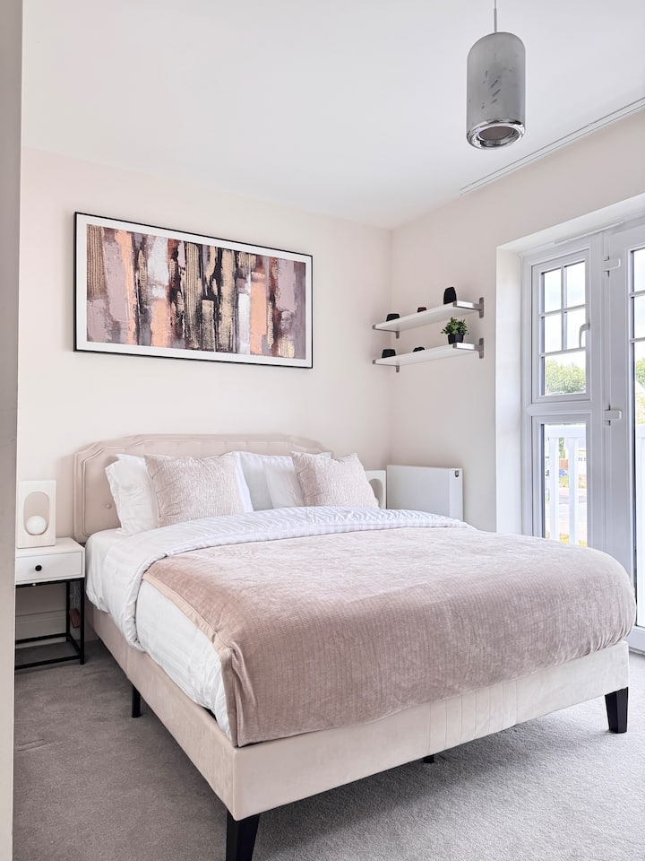 Stylish 4br Apt. Serene, Central - Reading
