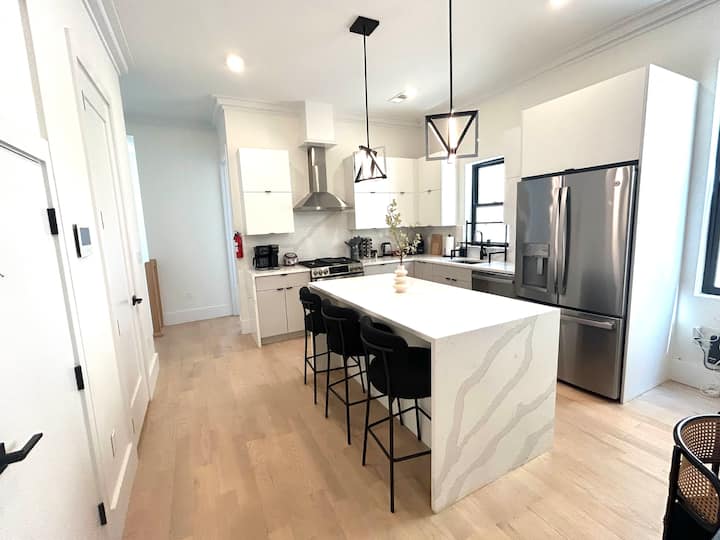 Large Townhouse W/ Roofdeck- 5 Bedrooms/ 4 Bath - New York City