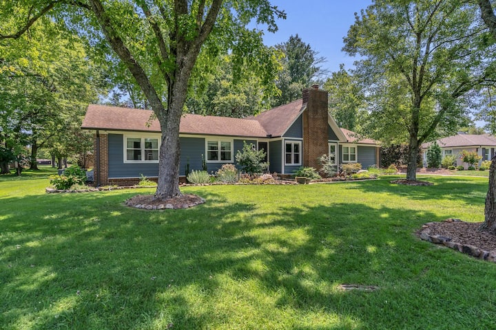 Modern Murfreesboro Retreat ,Sleeps 8 - Smyrna, TN