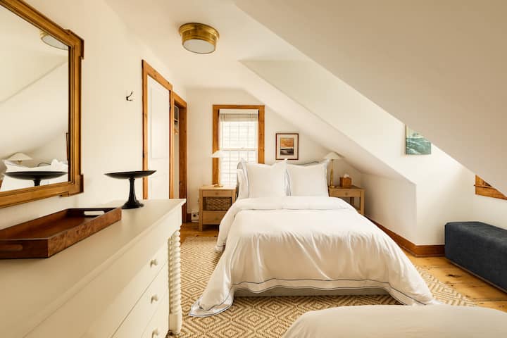 Charming Two-bedroom Suite In Historic Nantucket - 난터켓