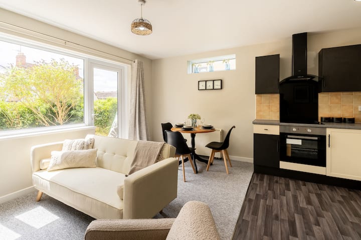 West Oxfordshire Flat W/parking | Sleeps 3 - Witney