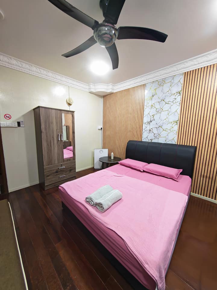 (Room 01)
Queen Bedroom+shared Bathroom - Sandakan