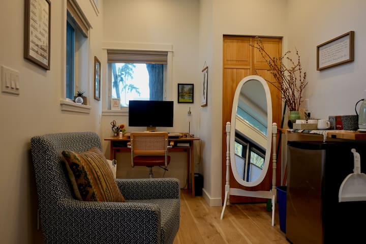 Modern Casita: Walk Via Ferry To World Cup Stadium - Bainbridge Island, WA