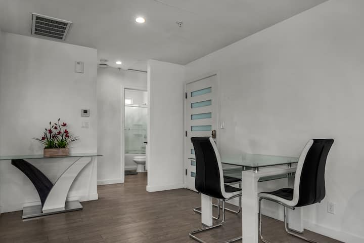 Modern 1-bedroom With Parking Close To Hollywood. - West Hollywood, CA