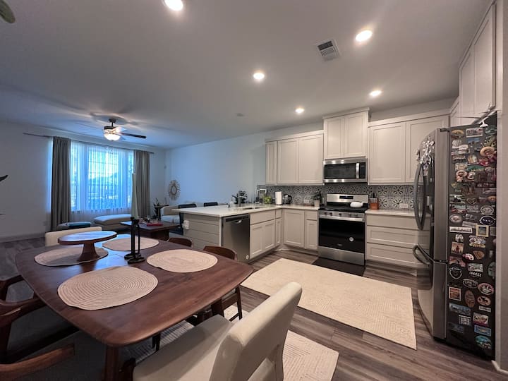 Great Space 3 Big Room 2.5 Bathroom With Laundry - Bedford, TX