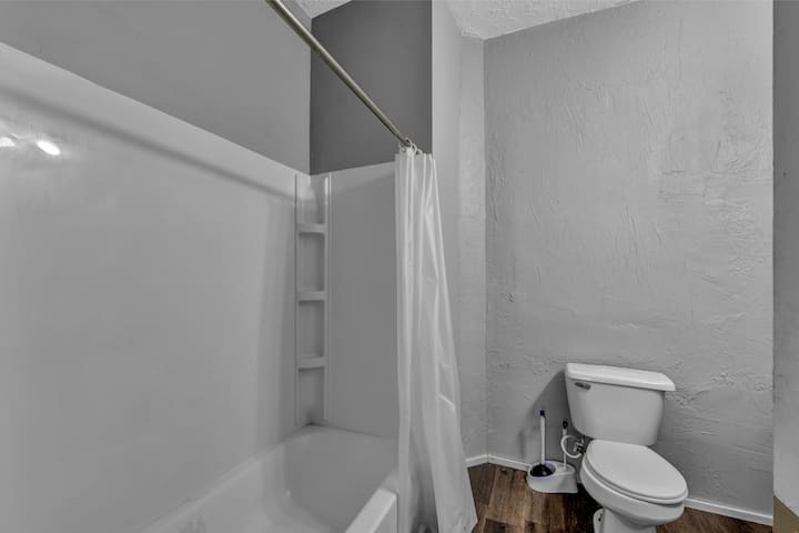 Spacious 1 Bedroom Apt! - Cleveland