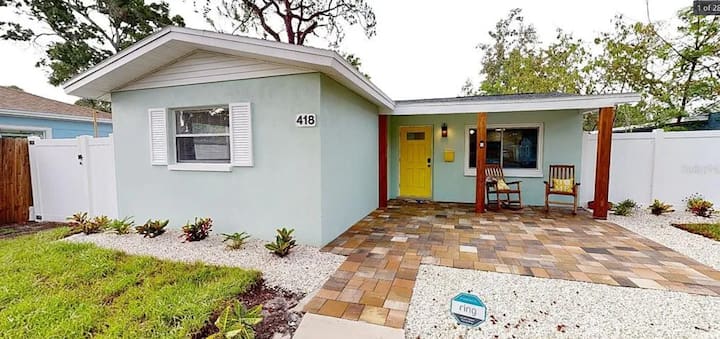 The Lemon Door Cottage - St. Petersburg, FL