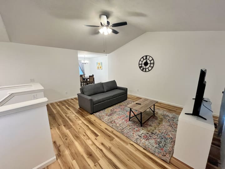 Modern Exec Retreat | 4 Br | Sleeps 8 + Laundry - Bloomington, IL