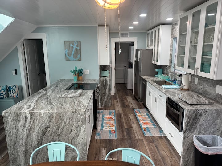 Pet Friendly/modern Townhouse/sleeps 10close2beach - New Smyrna Beach, FL