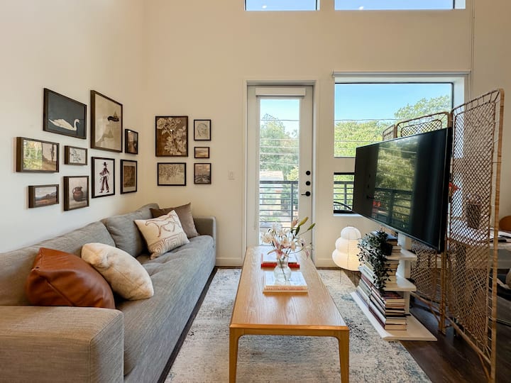 Spacious Sunny Loft | Walk To Rainey St. - Austin, TX