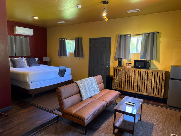 Azalea Delmar 
Calking Tempurpedic Private Hot Tub - McKinleyville, CA