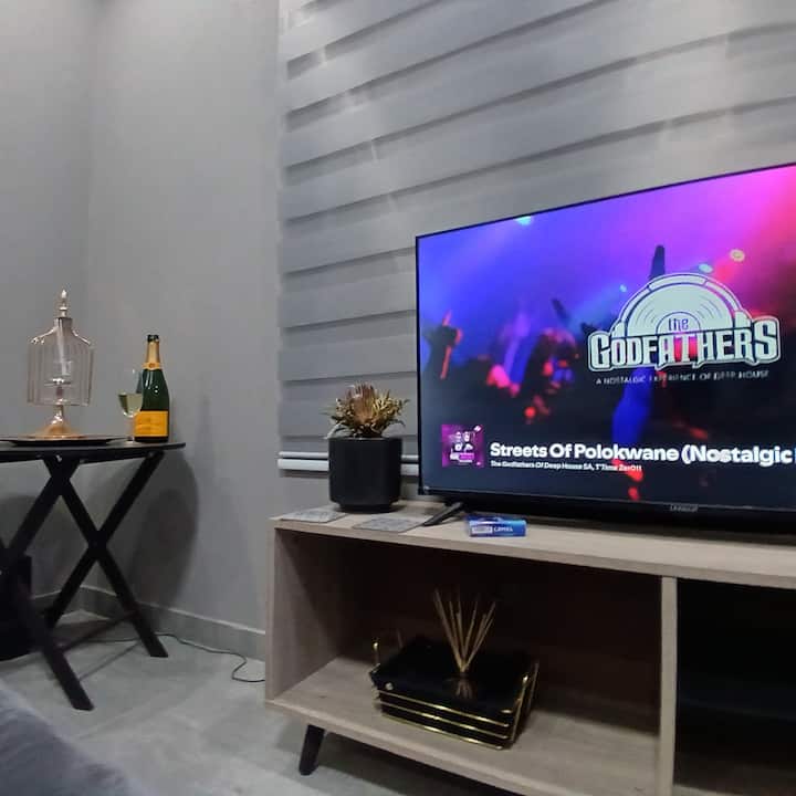 Cozy, Fully Furnished Bachelor - Soweto