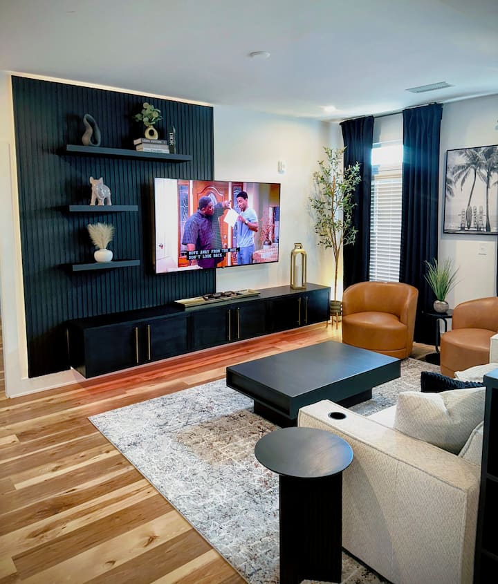 Free Parking | King Bed | Luxury Home - Atlanta, GA