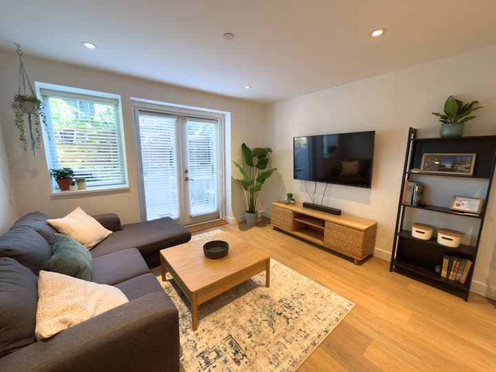 East Village Garden Suite (2br) - Vancouver