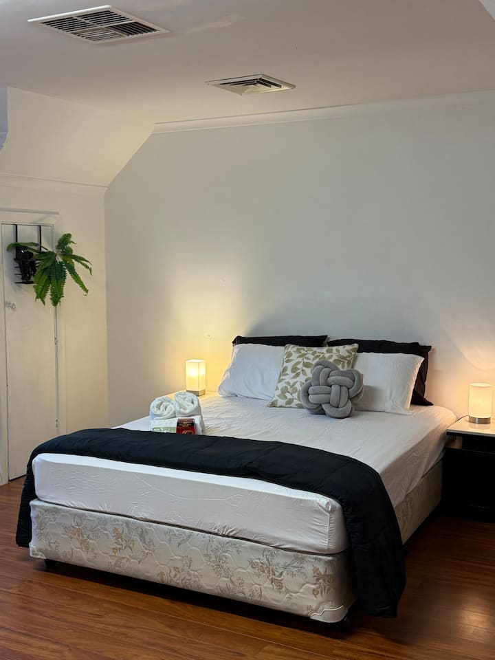 Luna Room - Near City & Shop - Adelaide