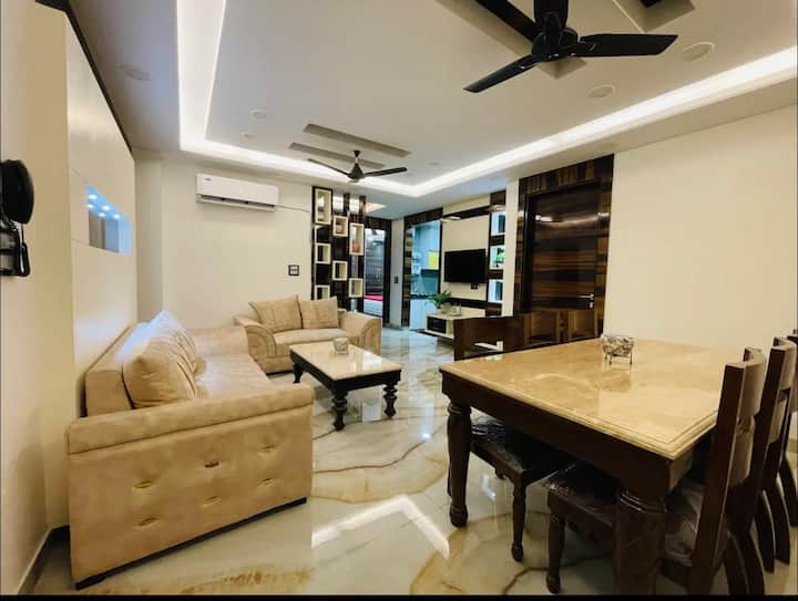 Ixora 3bhk Pvt Apt - New Delhi