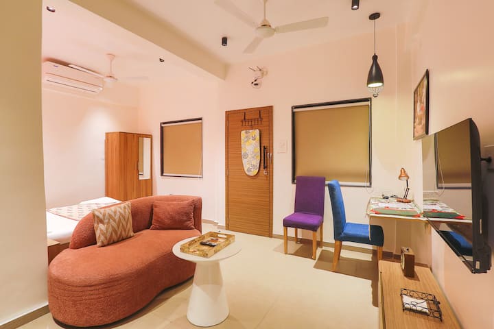 Urbannest : Ac Studio | Walk To Osho & Kp Cafés - Pune